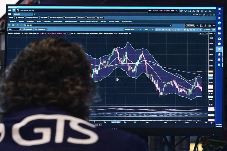 Wall Street sets a record while the US dollar's value slides again ...