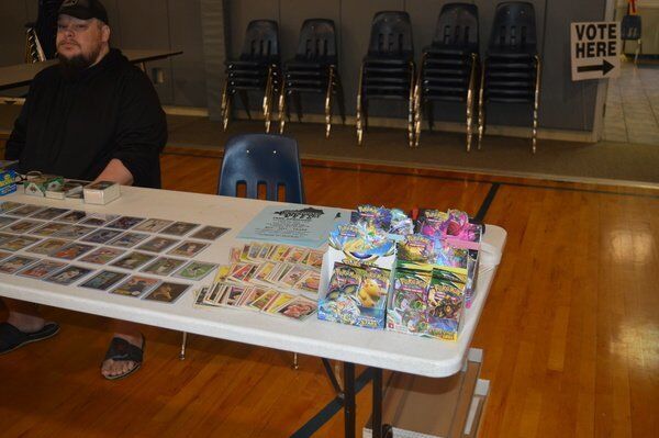 Trading card collectors gather | Local News | thetimestribune.com