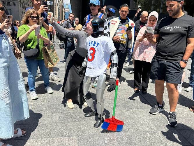 Fans arrive early for hot-ticket Spurs-Knicks Game 3 of the NBA Finals ...