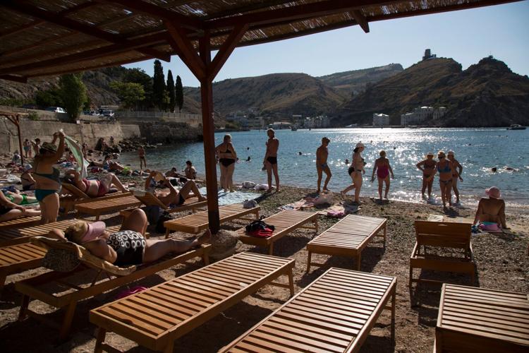 Ukraine hits fuel supplies to Crimea, sparking a fuel crisis on the ...