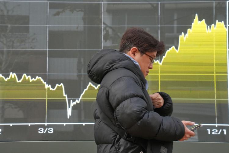 Wall Street hovers near record levels and will close early | National ...