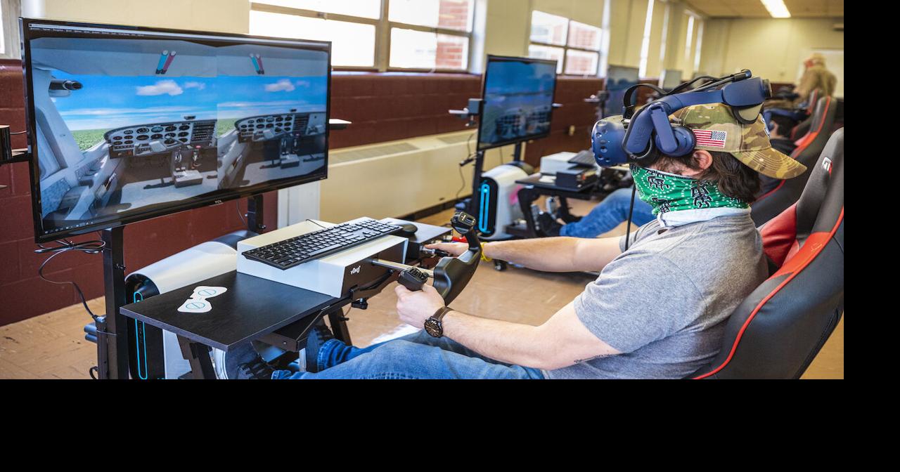 Virtual Reality Flight Simulator Lab Takes Learning Pilots Safely to ...