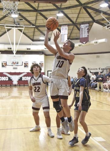 Boys varsity basketball faces tough season | Sports | thetomahawk.com