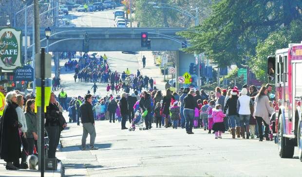 Students turn out in force for Grass Valley’s Donation Day Parade ...
