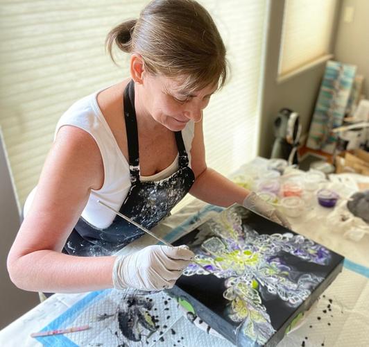 Fluid acrylic artist Michelle Jewett holds demonstration during Art ...