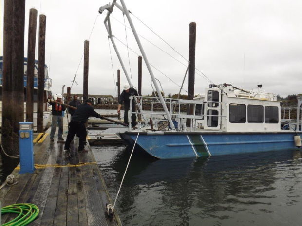 Sediment sampling in the boat basin | Govt-and-politics | theworldlink.com