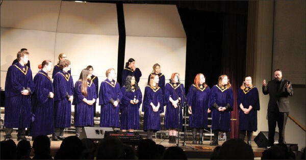 Marshfield choirs celebrate end of year | Local News | theworldlink.com