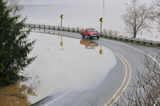 Flooding along Oregon 42S | Photo Collections | theworldlink.com