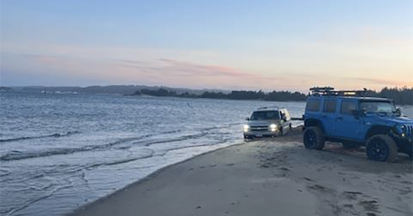Stuck vehicle at the North Spit is recovered just before high tid ...