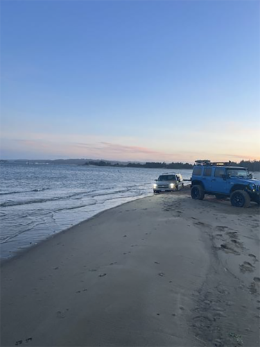 Stuck vehicle at the North Spit is recovered just before high tid ...