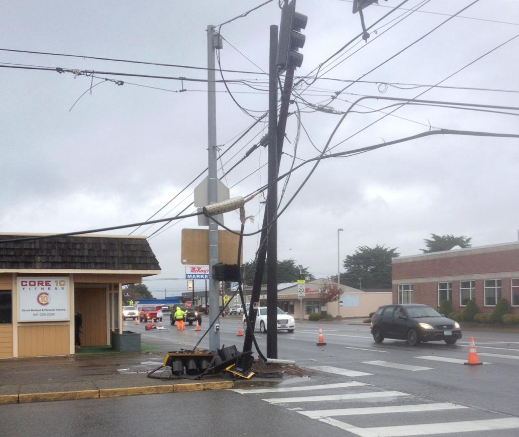 Crash damages traffic signal in Bandon | News | theworldlink.com