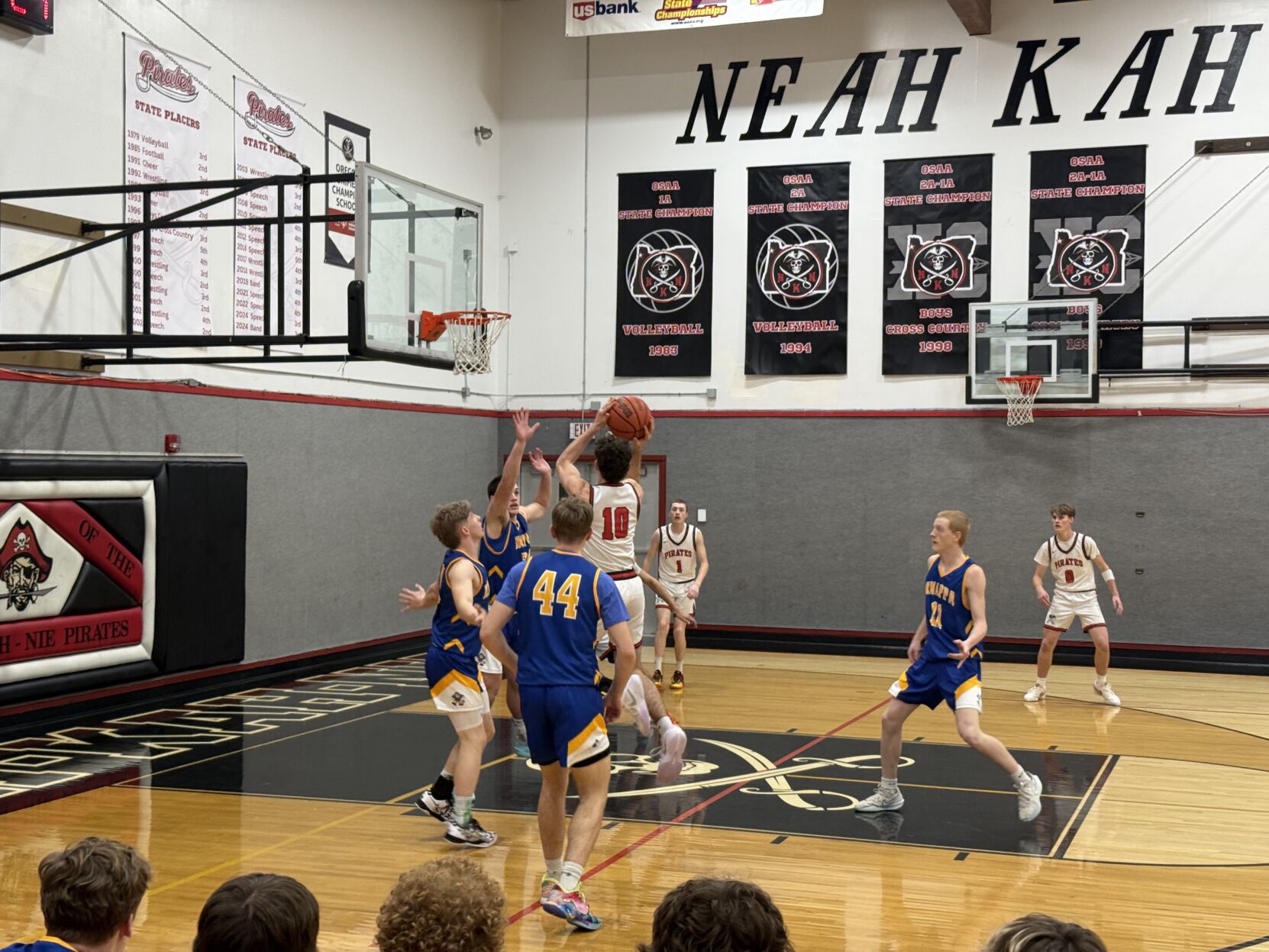 Pirates cruise against Loggers | News | tillamookheadlightherald.com