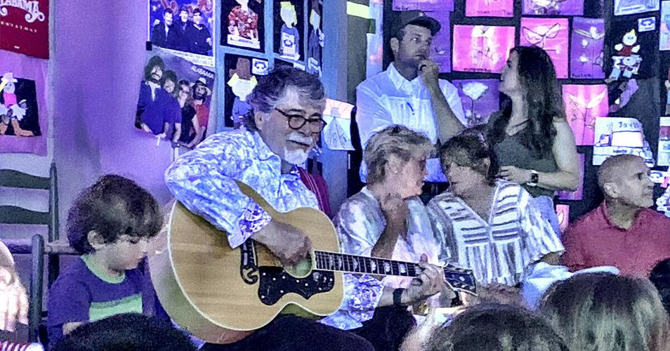 Randy Owen sings to children at Wills Valley Elementary School ...