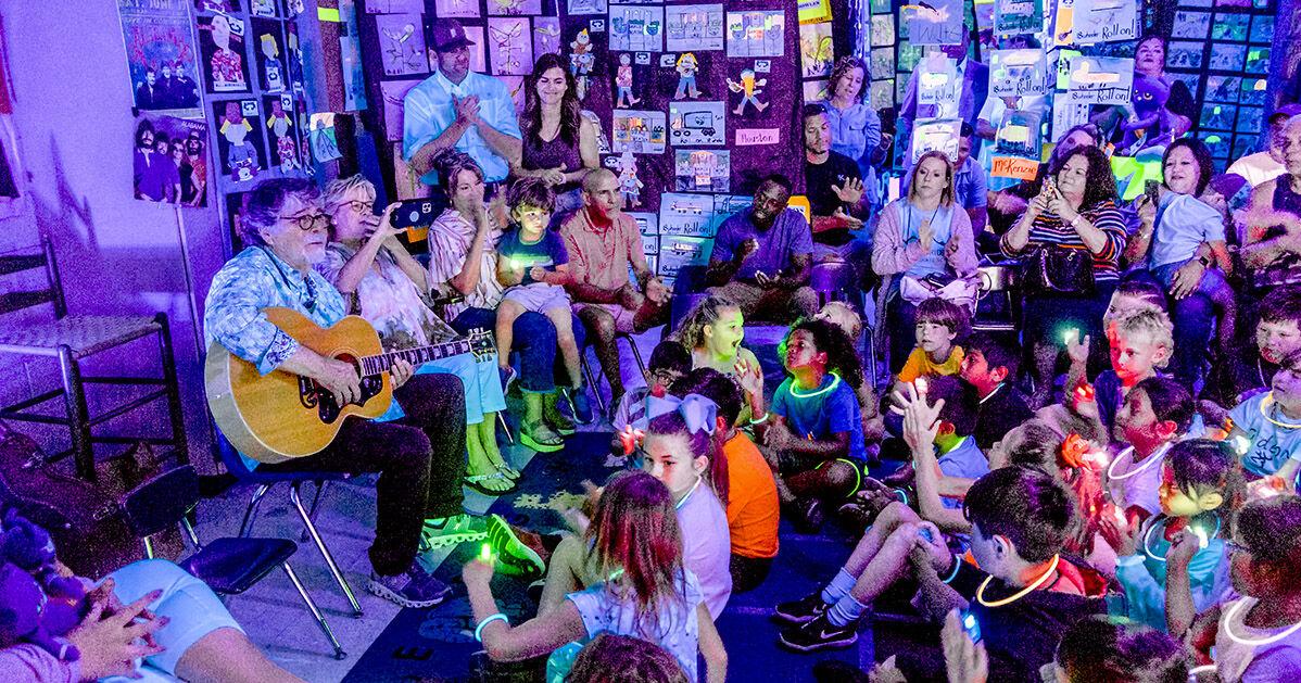 Randy Owen sings to children at Wills Valley Elementary School ...