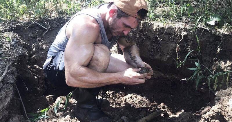 'Bottle in the hole': Crick Diggers on hunt for buried treasures ...