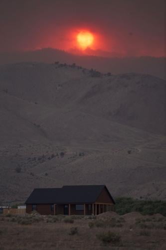 Fast-moving fire in Utah, the largest in the U.S., spreads overnight ...