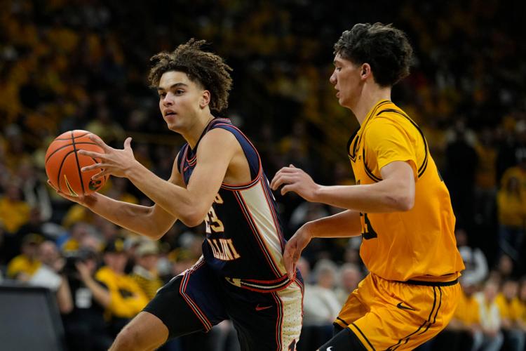 No. 16 Illinois builds big early lead, then holds off No. 19 Iowa, 75 ...