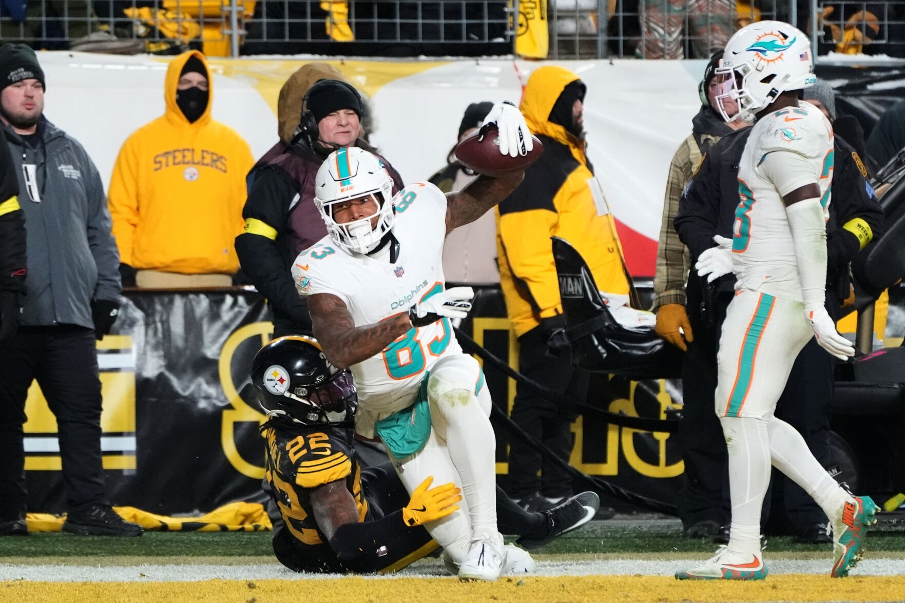 Dolphins place tight end Darren Waller on injured reserve, sign running ...