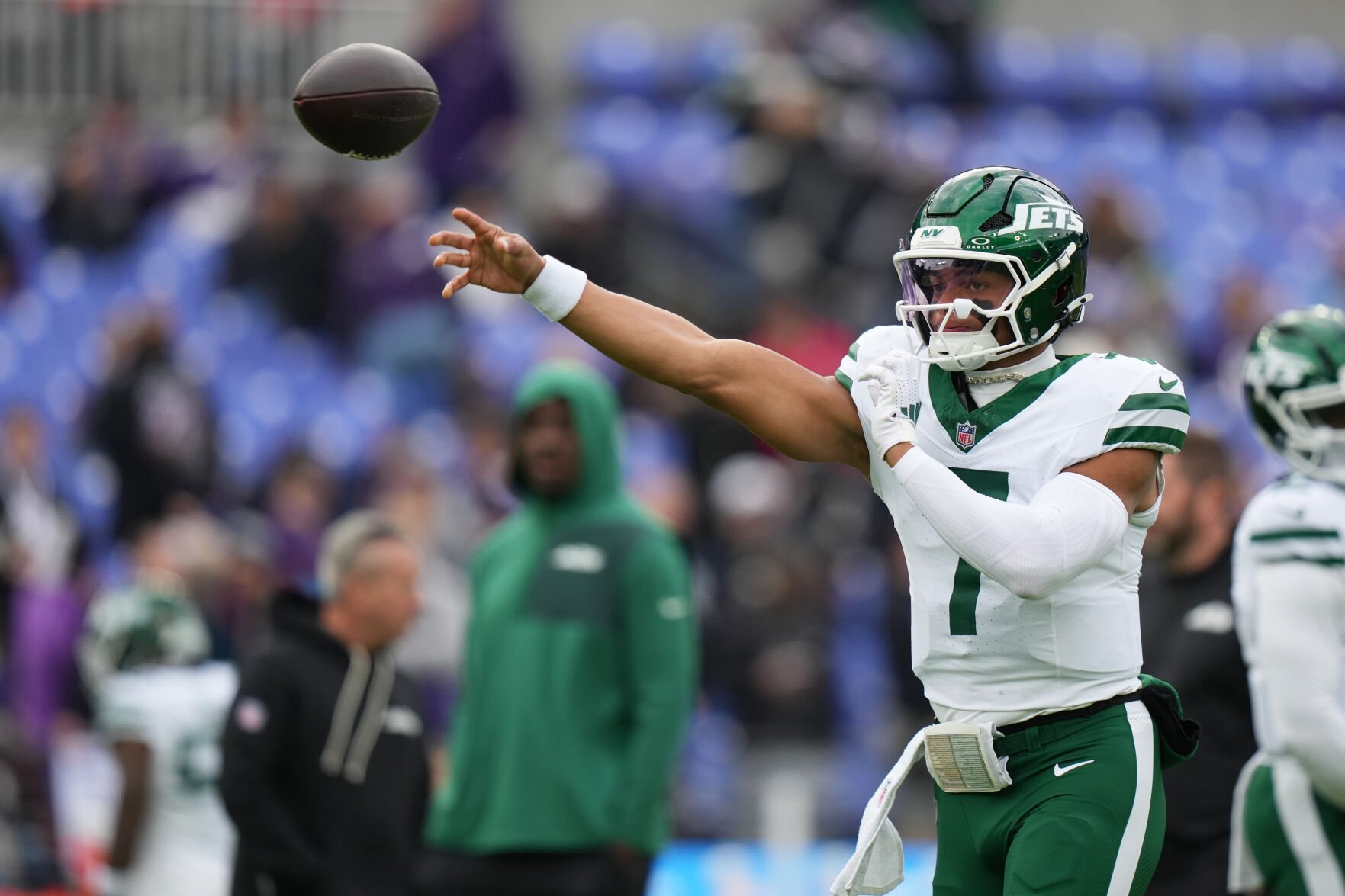 Jets' Justin Fields says he's not ready to return, but is open to ...