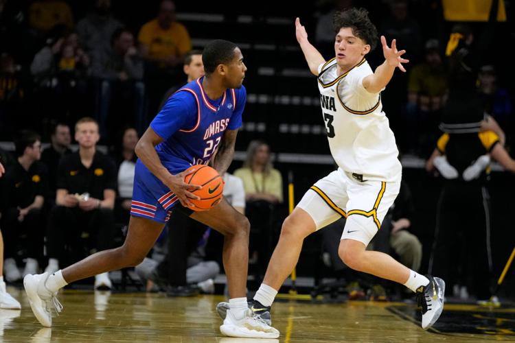 Stirtz scores 22 points to lead No. 25 Iowa over UMass Lowell, 90-62 ...