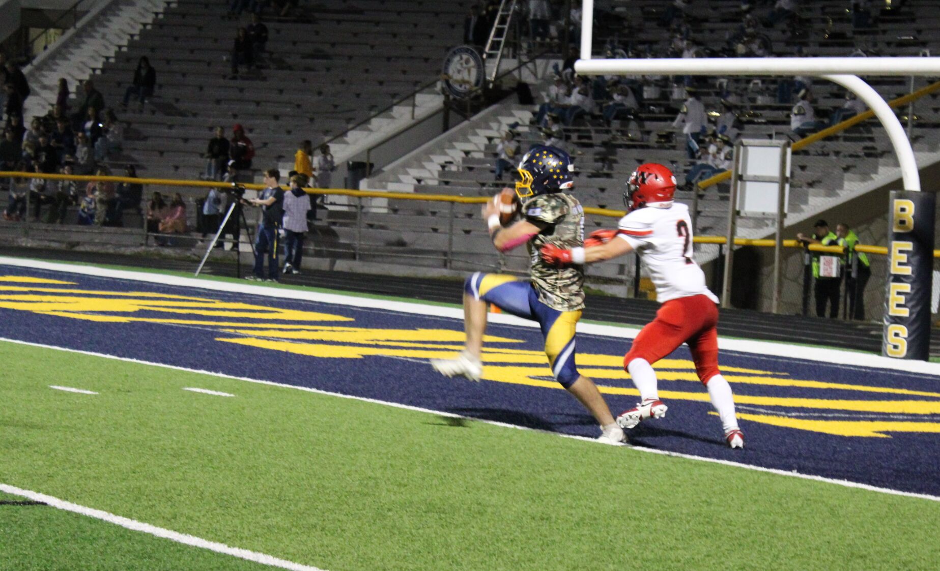 Bees break losing streak with 35-22 win over Red Raiders | High School ...