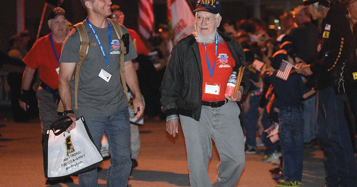 Cheering crowd greets veterans of WW II, Korea and Vietnam at 2016 ...
