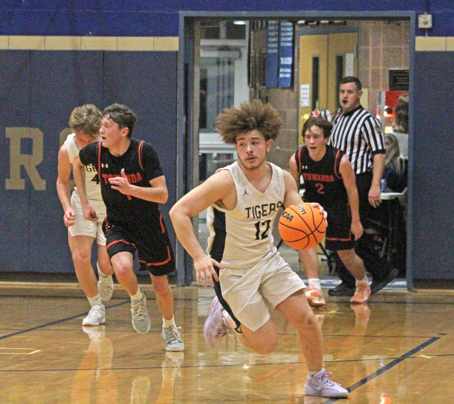 Tigers claw Mounties in 52-37 win | Free Press-Courier ...