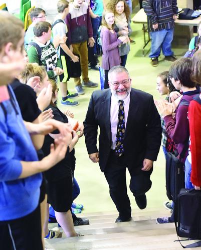 Students honor retiring principal | News | tiogapublishing.com
