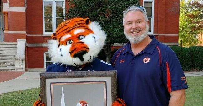 Former Auburn football player gives life to Aubie | Sports ...