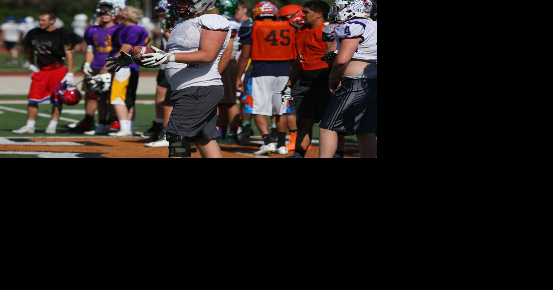 Wyoming linemen Gavin Rush, Patrick Arnold try to get hold on center ...