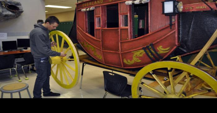 Wyoming students build stagecoach from scratch
