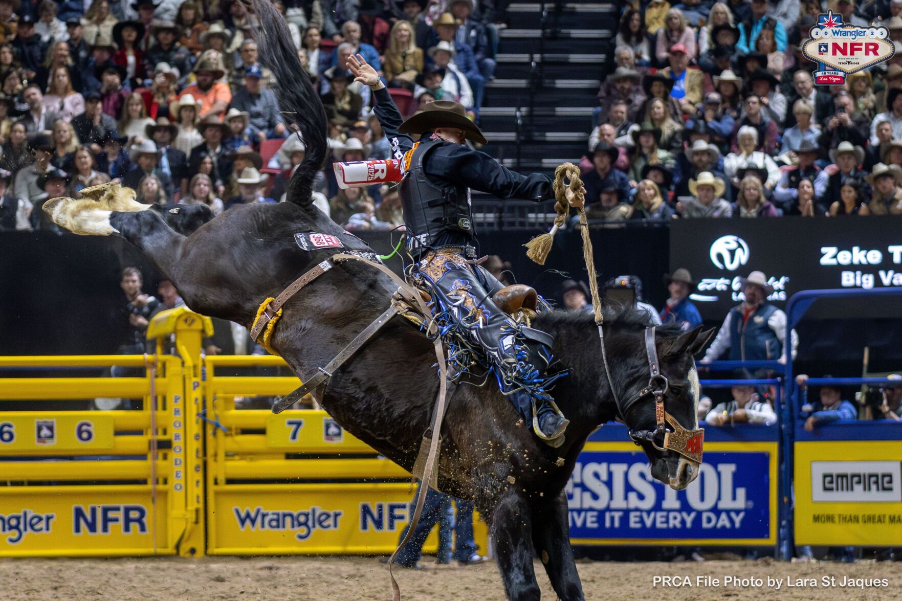 Zeke Thurston takes over saddle bronc average lead at NFR