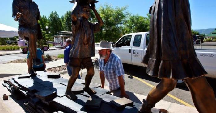 Library statue memorializes longtime Casper attorney
