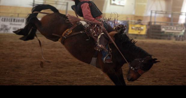 Zeke Thurston wins 7th round of saddle bronc at National Finals Rodeo