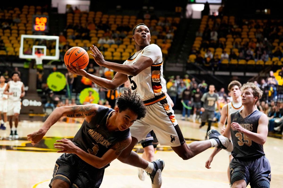 Wyoming Cowboys fall 77-60 to New Mexico Lobos in the Pit