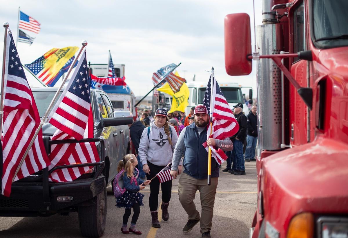 Crowds cheer on 'Freedom Convoy' as it passes through Gillette