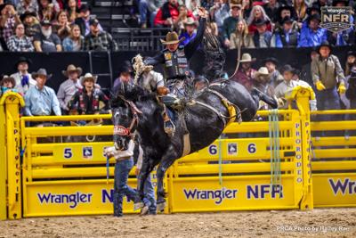 Zeke Thurston wins Round 3 at National Finals Rodeo