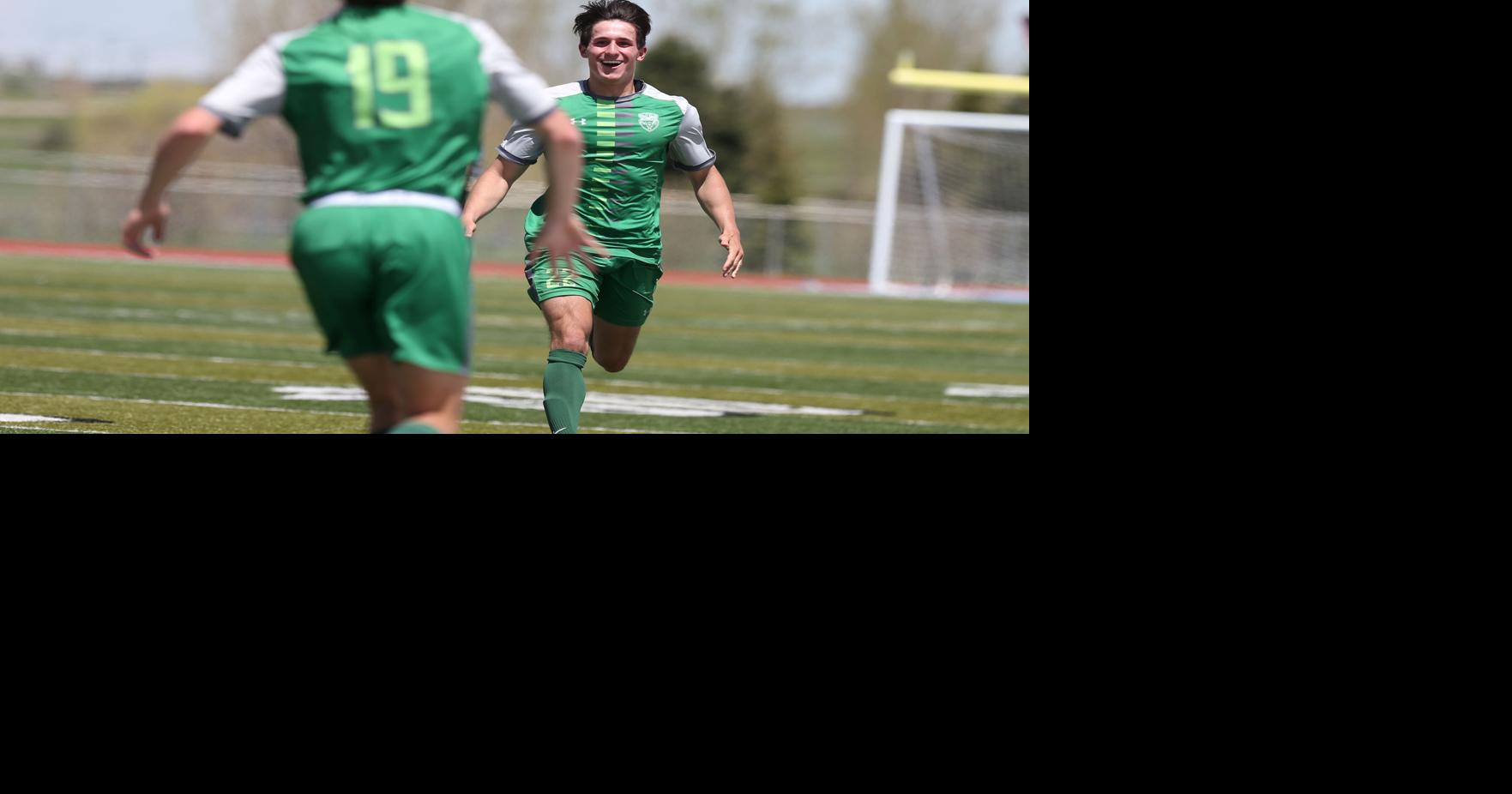 Kelly Walsh eventually finds its groove, cruises into boys 4A semifinals