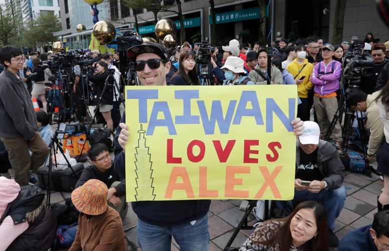 Alex Honnold completes free solo climb of Taipei 101