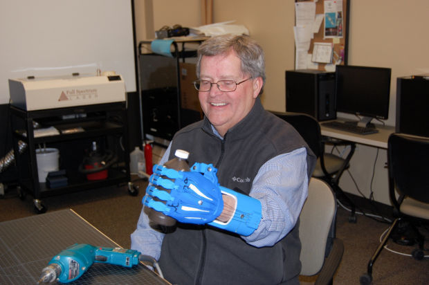 Riverton pastor gets prosthetic hand thanks to 3D technology