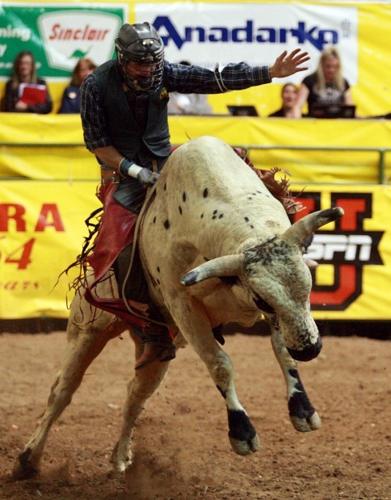 CNFR: Utah Valley bull rider falls short of buzzer but outclasses field ...