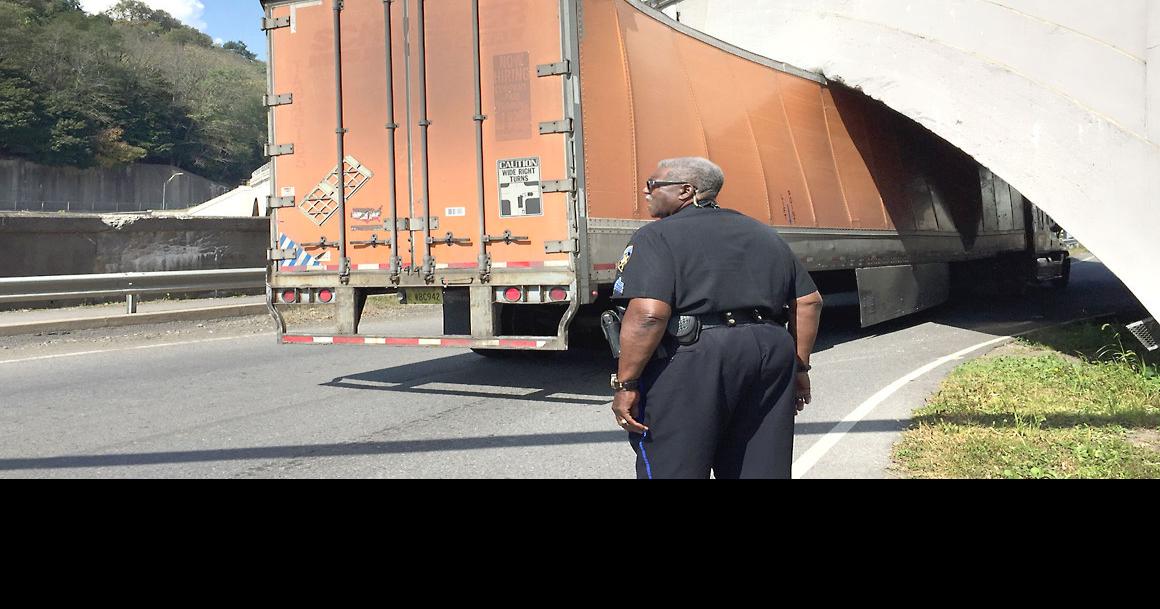 Truck gets stuck under Stone Bridge | News | tribdem.com