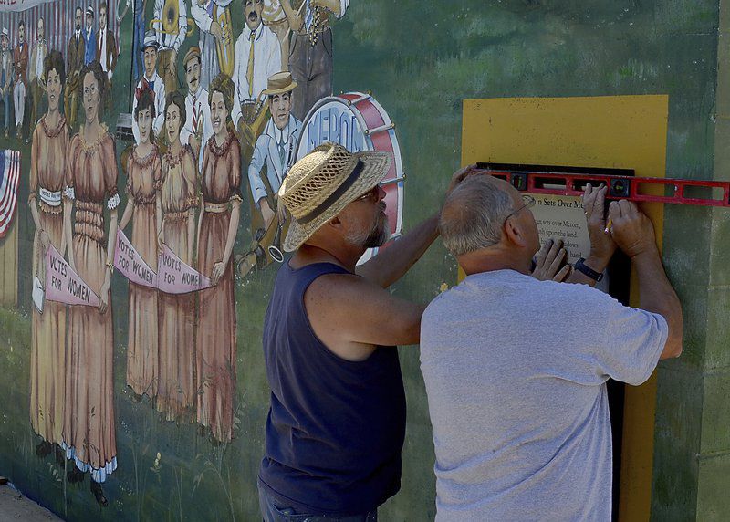 Merom mural finished ahead of annual Chautauqua | Local News | tribstar.com