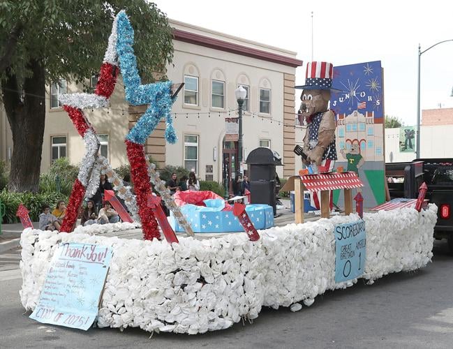 Bulldog school spirit on display at downtown homecoming parade | Tracy ...