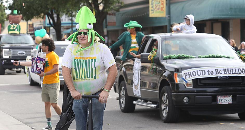 Bulldog school spirit on display at downtown homecoming parade | Tracy ...
