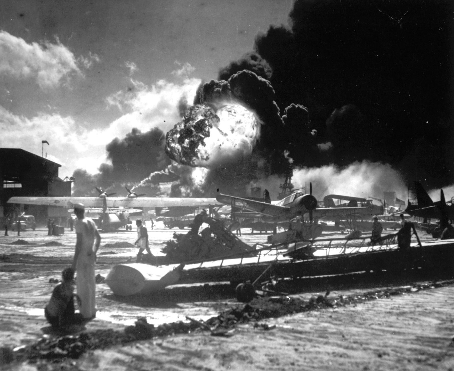 32 historical photos of the attack on Pearl Harbor