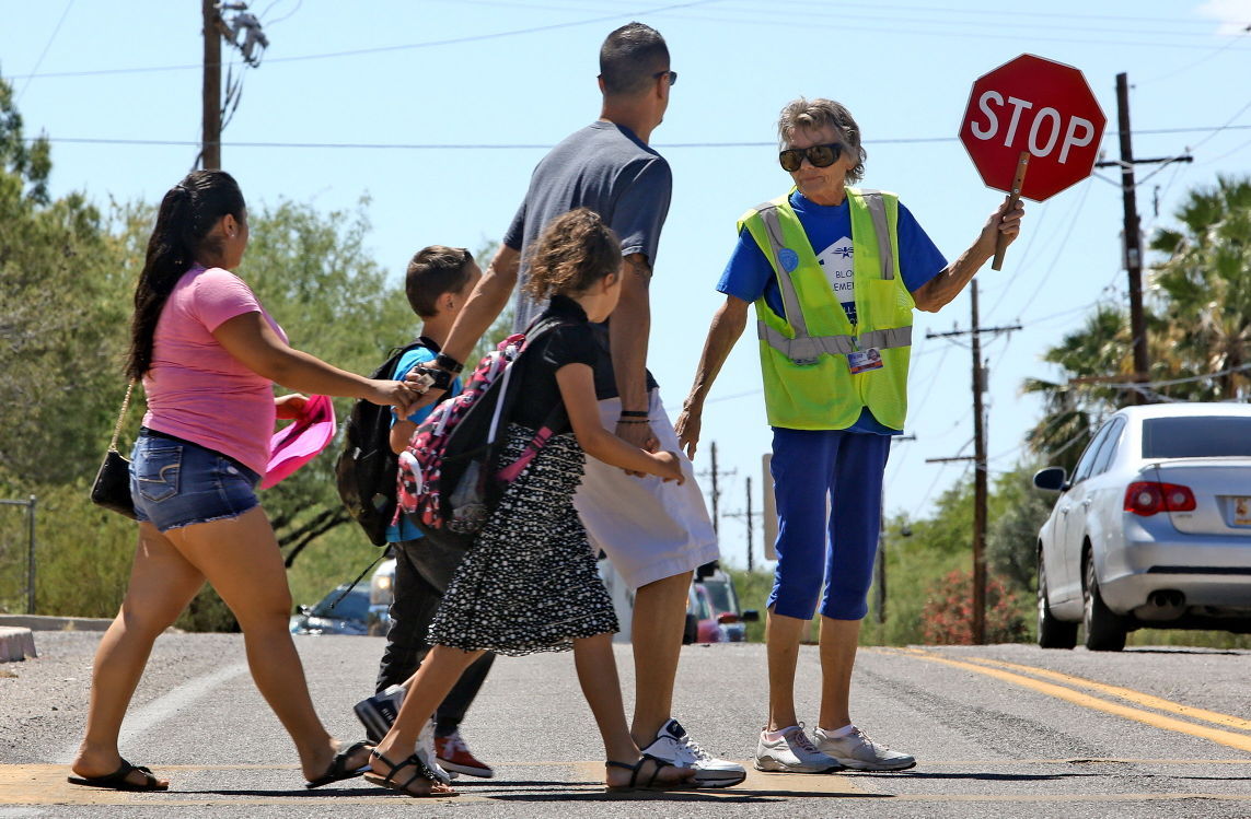 Crossing guard at Bloom Elementary honored | Education | tucson.com