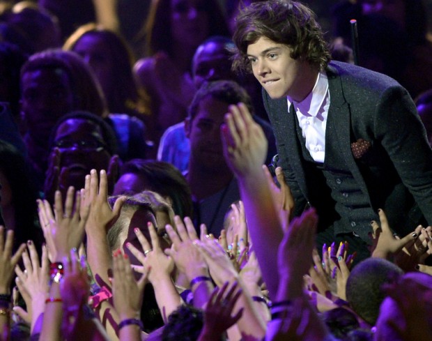 One Direction, Rihanna top a tame VMAs