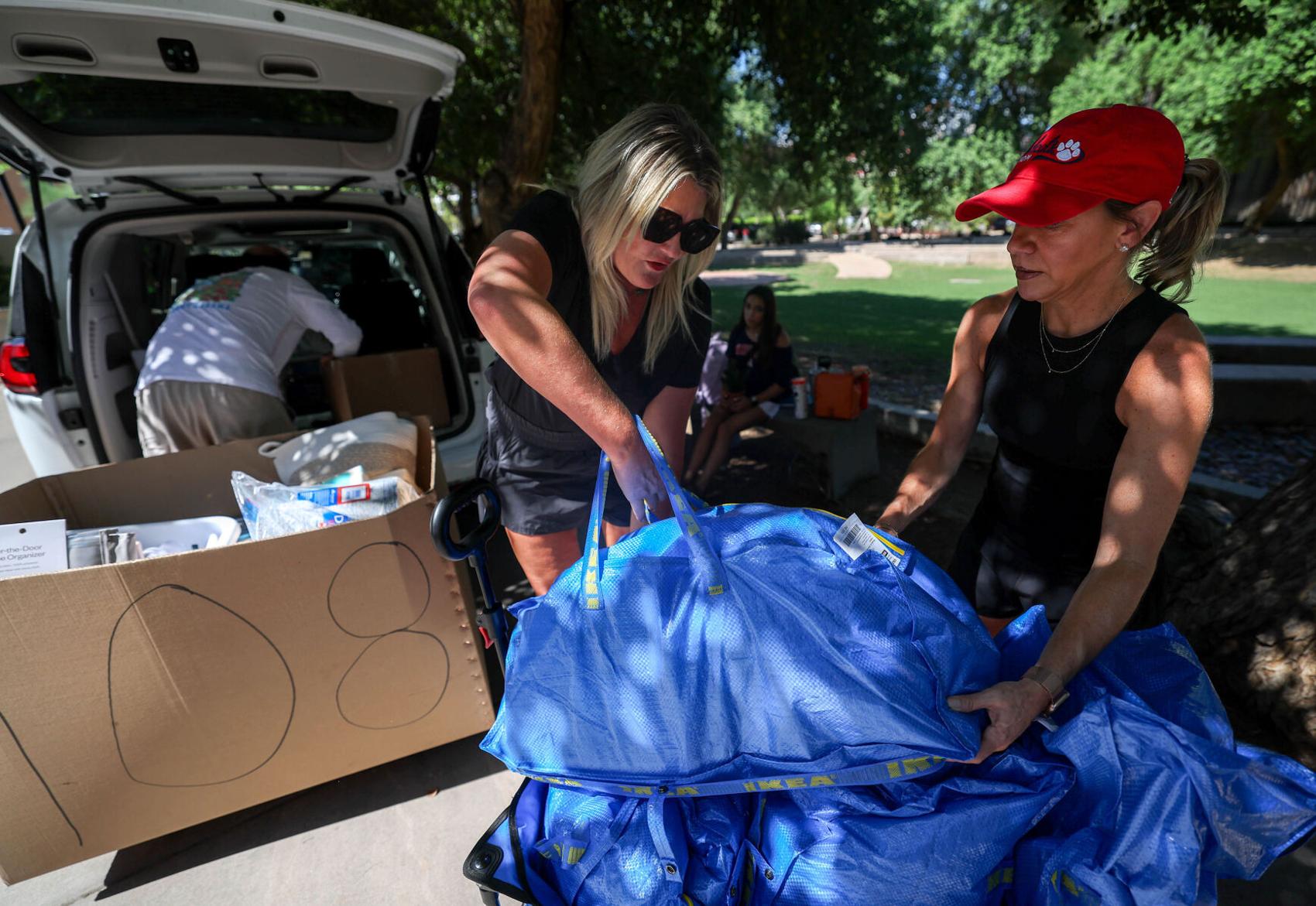 New students being to fill dorms at University of Arizona