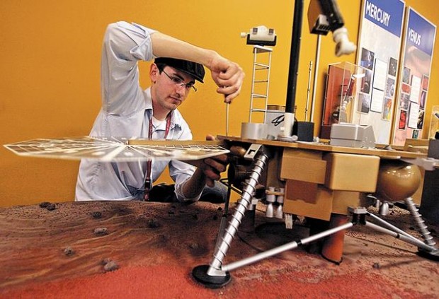 UA's hopes ride with Mars craft as landing nears